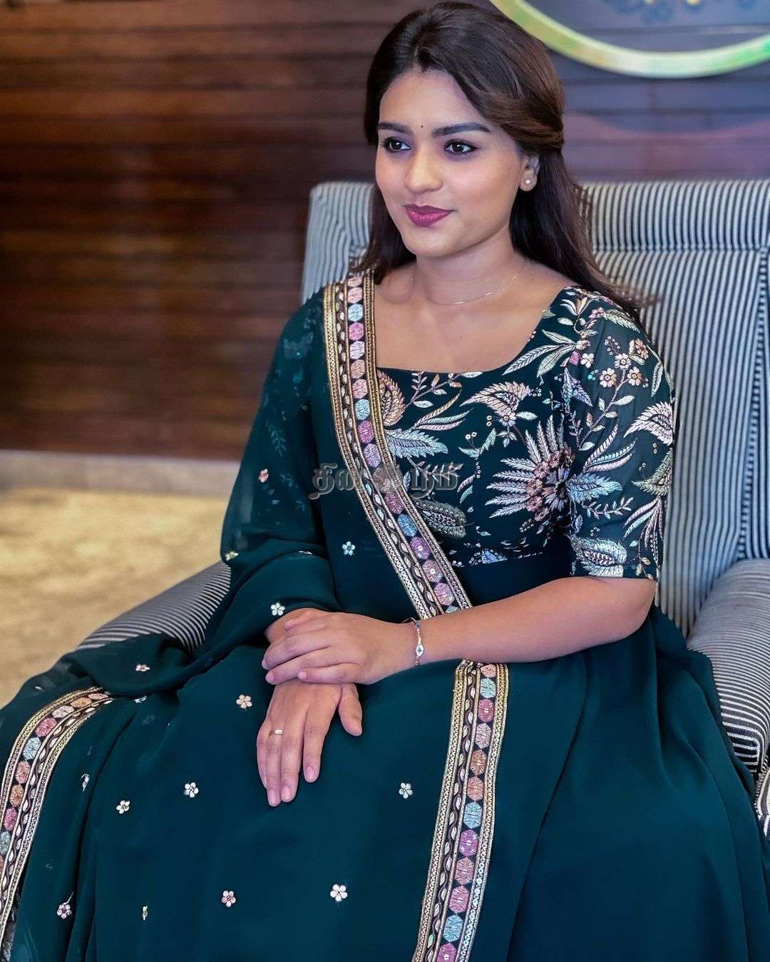 Actress Shabana Aryan looks cute in Green Dress | தின பூமி